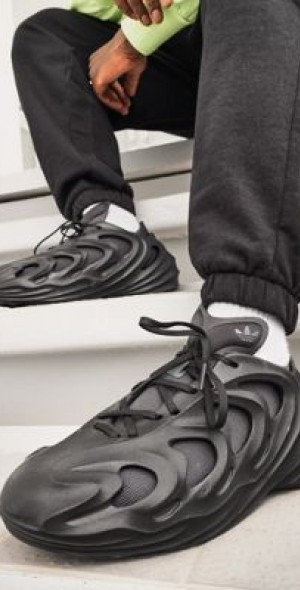 adidas Originals - Fom Quake sneakers in triple black