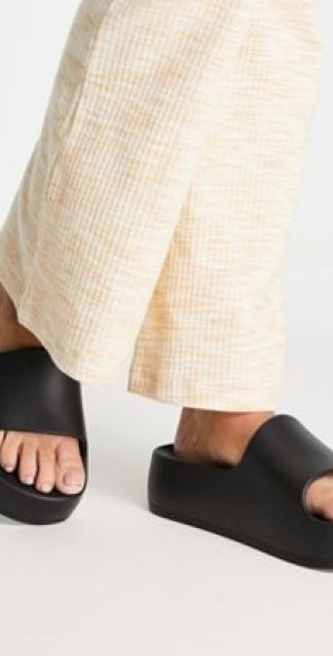 ASOS DESIGN - February flatform one piece sliders in black