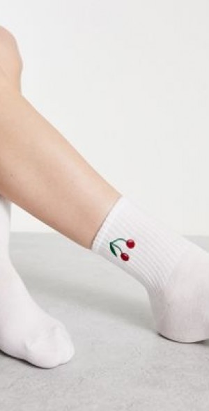Monki - ankle socks in white with embroidered red cherry