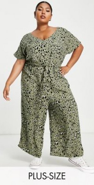 New Look Plus - New Look Curve wrap front jumpsuit in green animal print