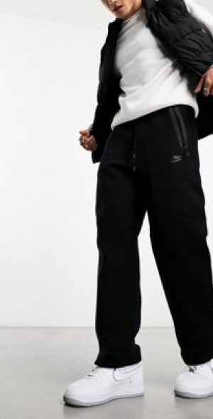 Nike - Tech Cargo sweatpants in black