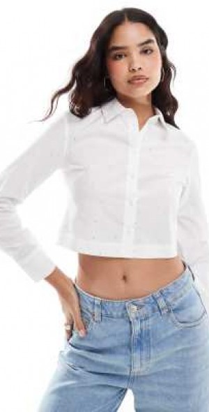 Stradivarius - hotfix detail cropped shirt in white