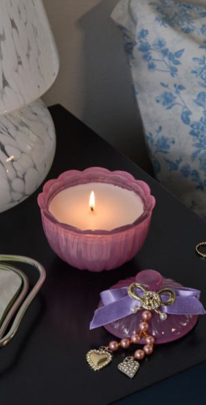 Kimchi Blue - Petal 5 oz Candle in Withered Rose at Urban Outfitters
