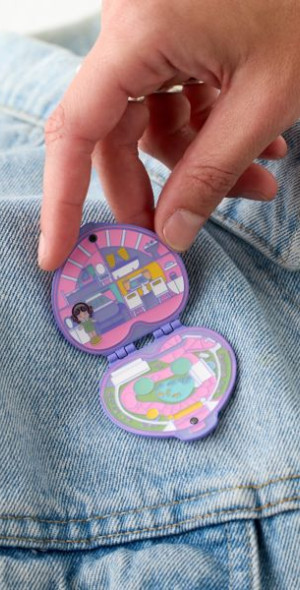 Urban Outfitters - Polly Pocket Folding Compact Enamel Pin in Pink at