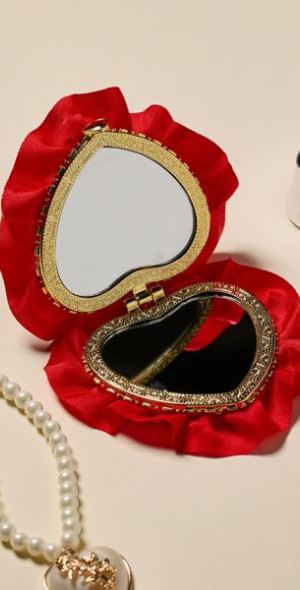Urban Outfitters - Ruffle Heart Shape Compact Mirror in Red at