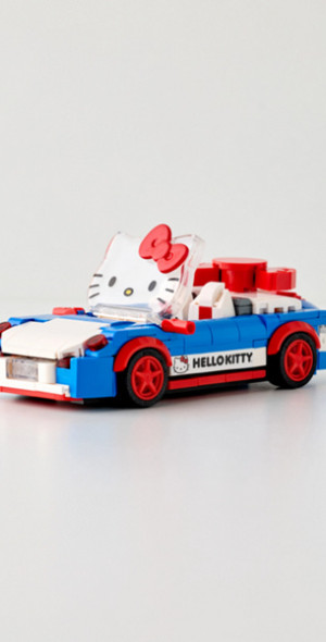 Urban Outfitters - Sanrio Hello Kitty Convertible 294-Piece Brickcraft ...